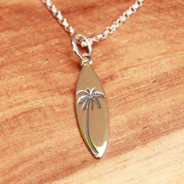 Collier Waïkiki pendentif planche de surf argent et palmier ciselé