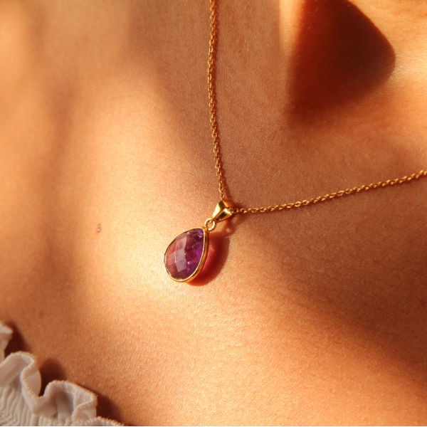 Collier fantaisie médaillon goutte d'améthyste en argent doré à l'or